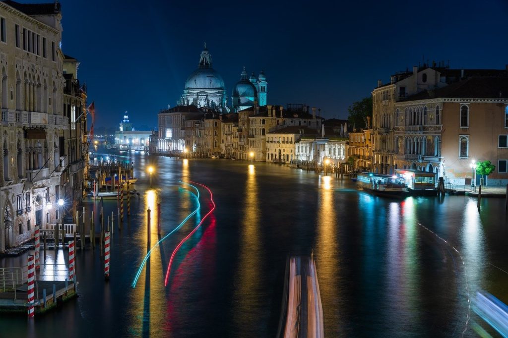 Venice by night: what to do? Vaporetto, Gondola, Tours & Opera
