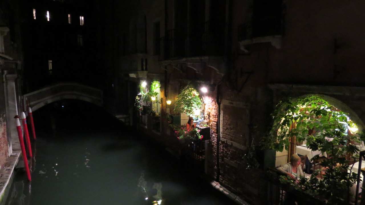 Venice by night: what to do? Vaporetto, Gondola, Tours & Opera