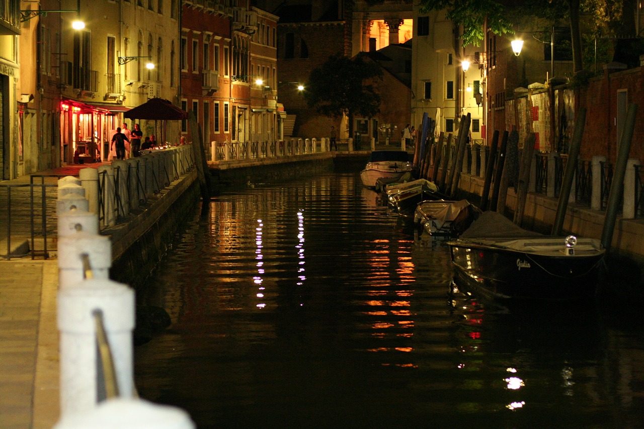 Venice by night: what to do? Vaporetto, Gondola, Tours & Opera
