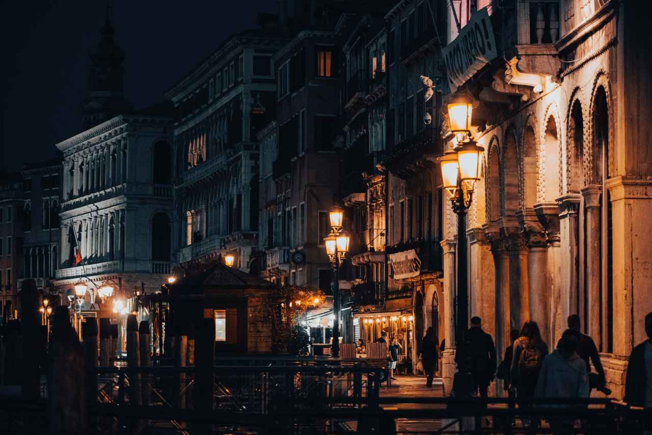 Venice by night: what to do? Vaporetto, Gondola, Tours & Opera